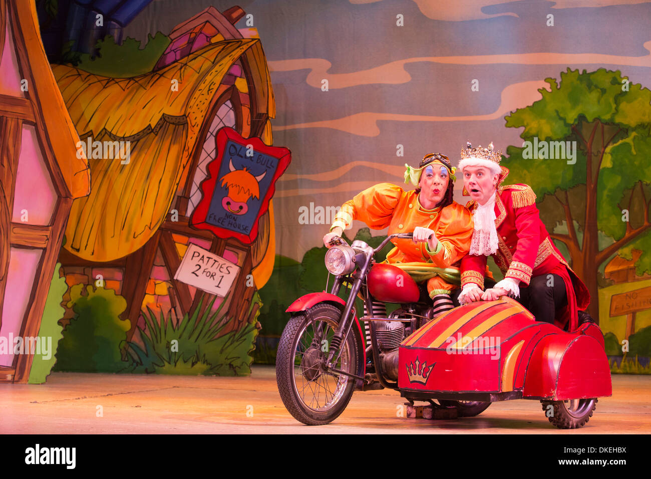 Puss in boots pantomime hi-res stock photography and images - Alamy