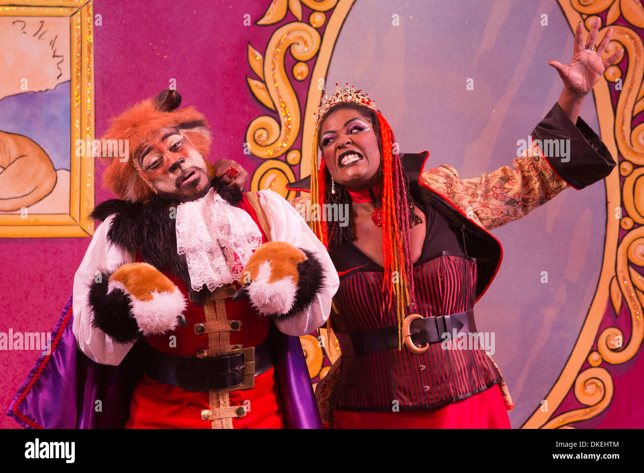 Puss in boots pantomime hi-res stock photography and images - Alamy