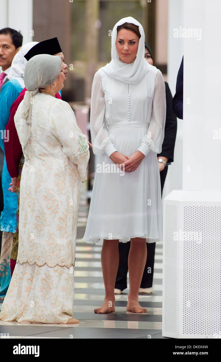 Catherine Duchess of Cambridge aka Kate Middleton visits a Mosque ...