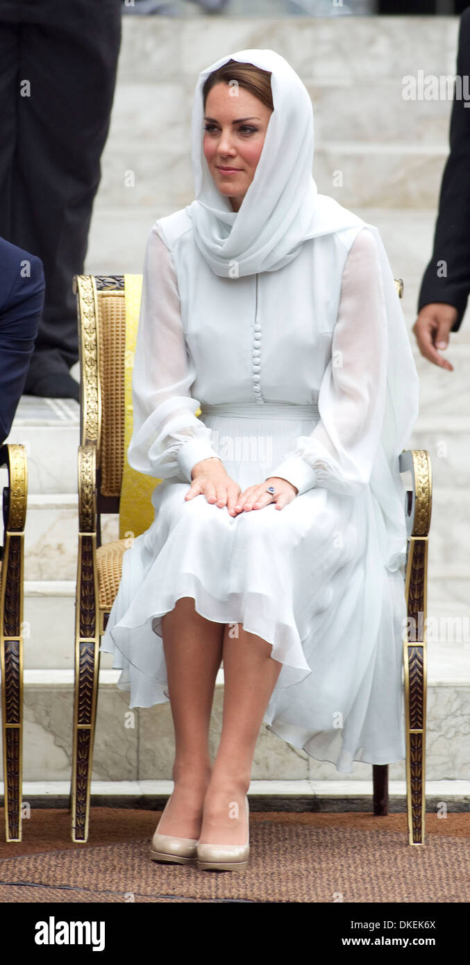 Catherine Duchess of Cambridge aka Kate Middleton visits a Mosque ...