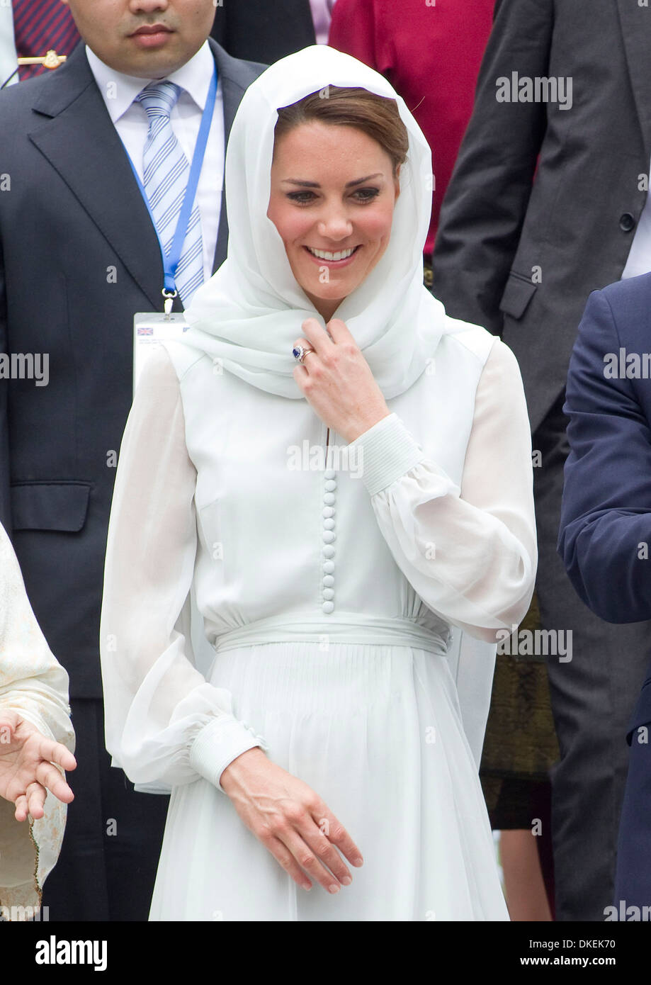 Catherine Duchess of Cambridge aka Kate Middleton visits a Mosque ...