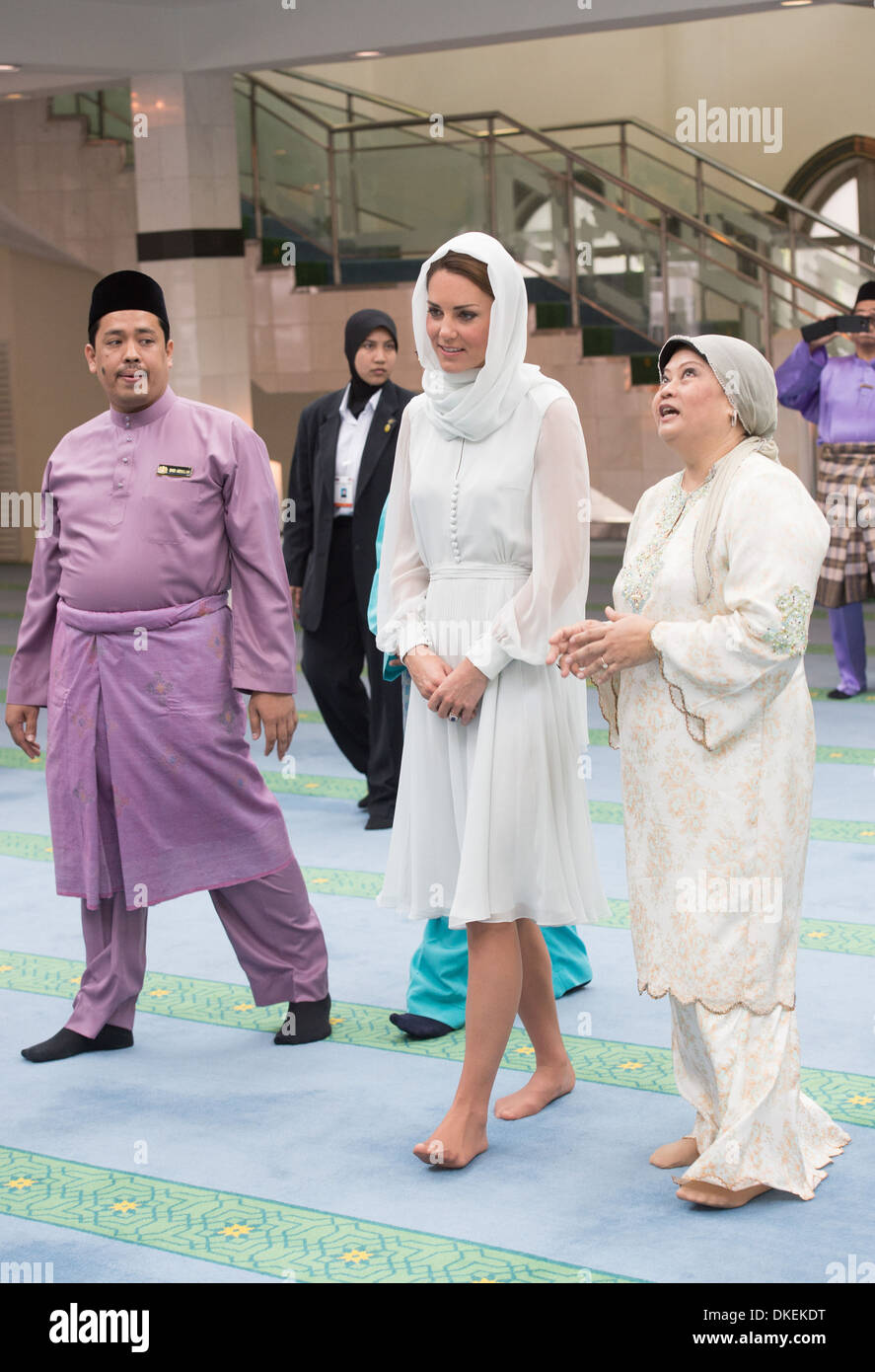 Catherine Duchess of Cambridge aka Kate Middleton visits a Mosque ...