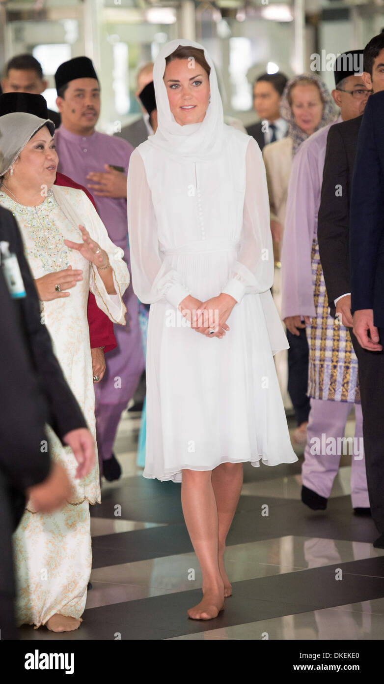Catherine Duchess of Cambridge aka Kate Middleton visits a Mosque ...