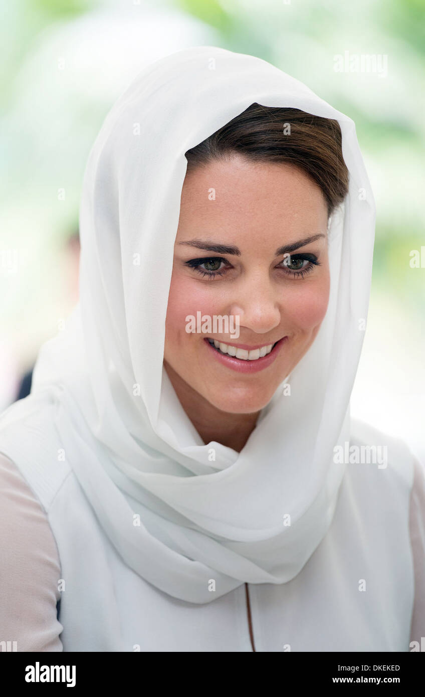 Catherine Duchess of Cambridge aka Kate Middleton visits a Mosque ...