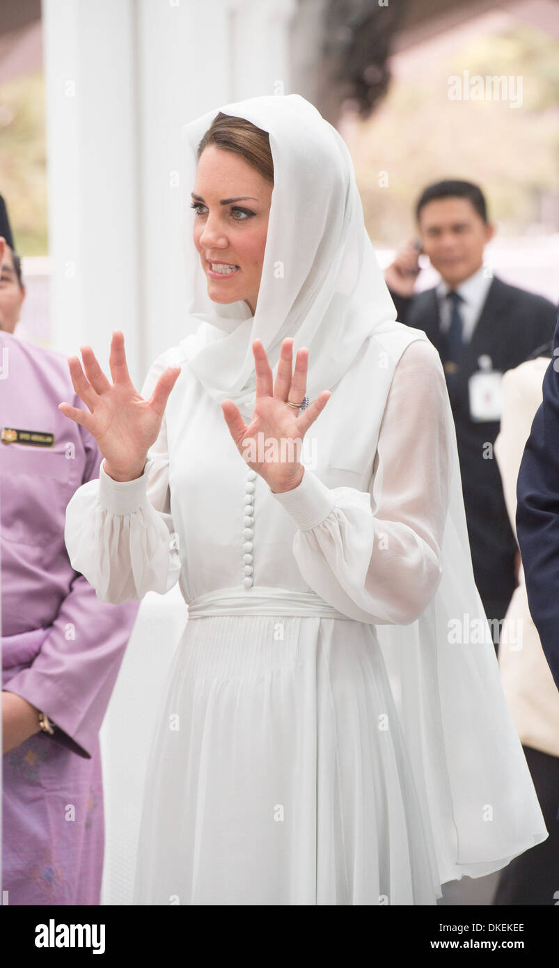 Catherine Duchess of Cambridge aka Kate Middleton visits a Mosque ...