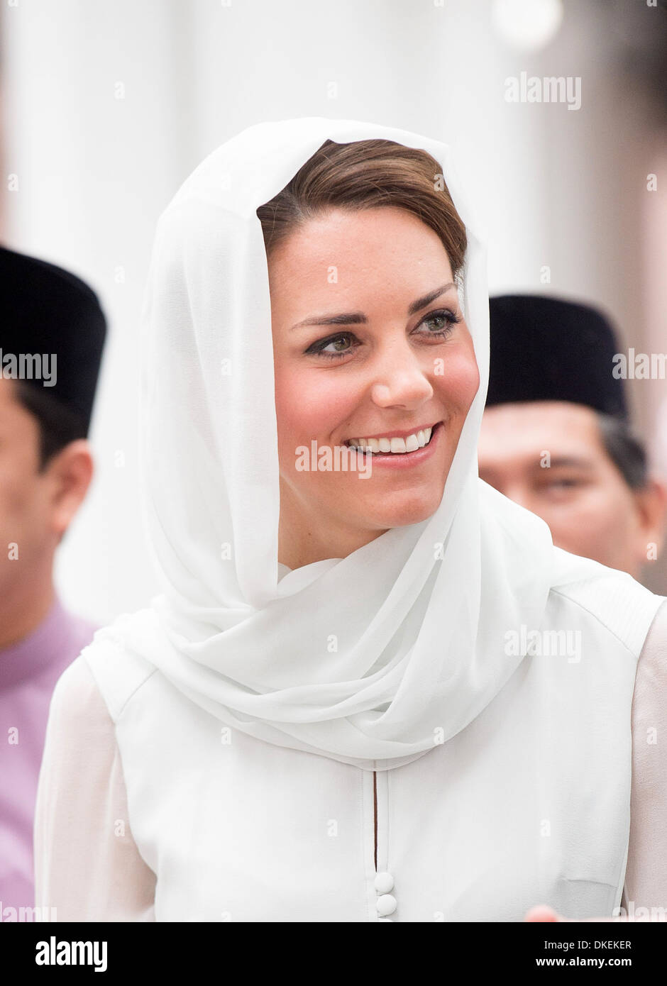 Catherine Duchess of Cambridge aka Kate Middleton visits a Mosque ...
