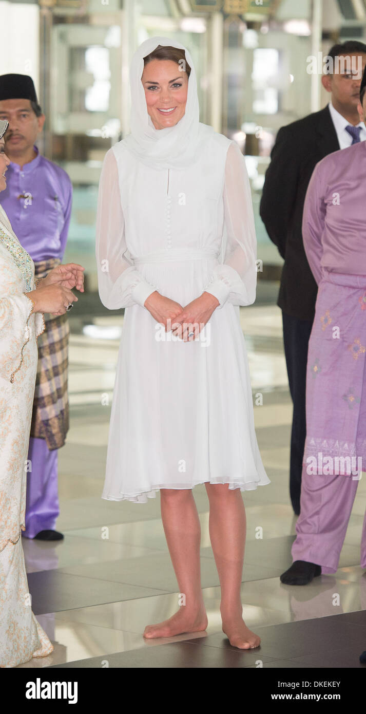 Catherine Duchess of Cambridge aka Kate Middleton visits a Mosque ...