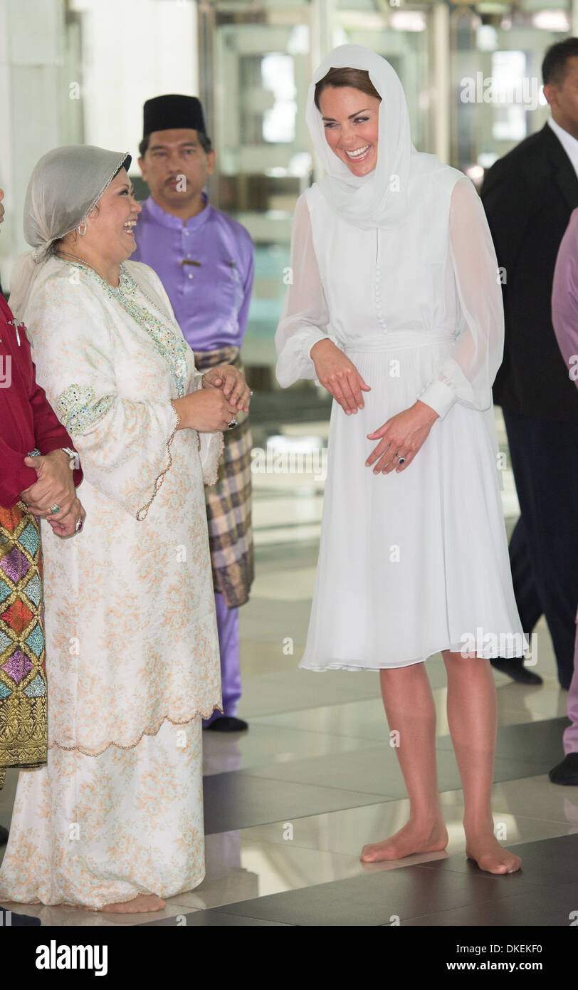 Catherine Duchess of Cambridge aka Kate Middleton visits a Mosque ...