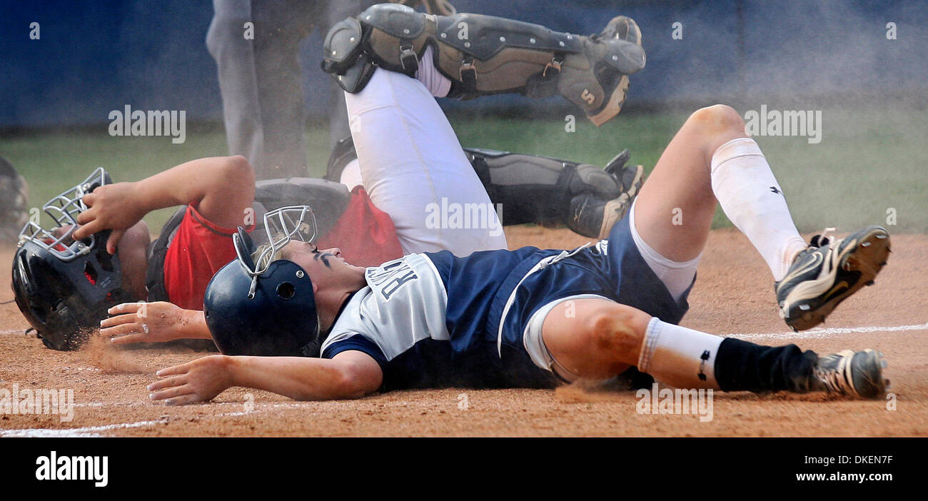 SPORTS The Rangers' Paige Hamilton flails in the dirt trying to touch ...