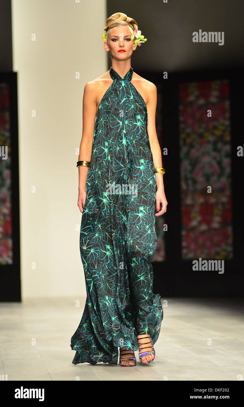 Model London Fashion Week Spring/Summer 2013 - Issa - Catwalk London ...