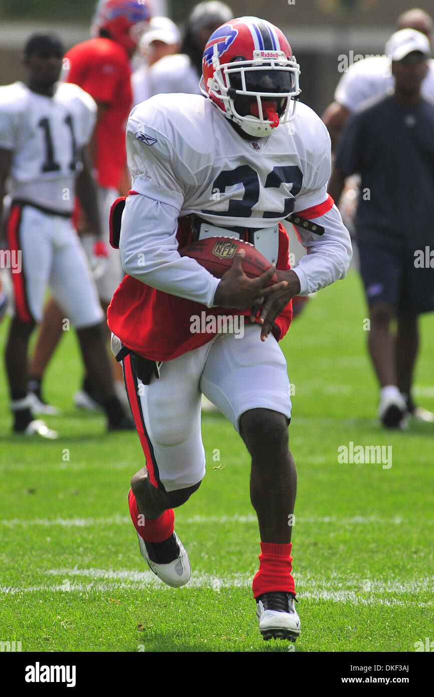 18 August 2009: Buffalo Bills running back Dominic Rhodes races up ...