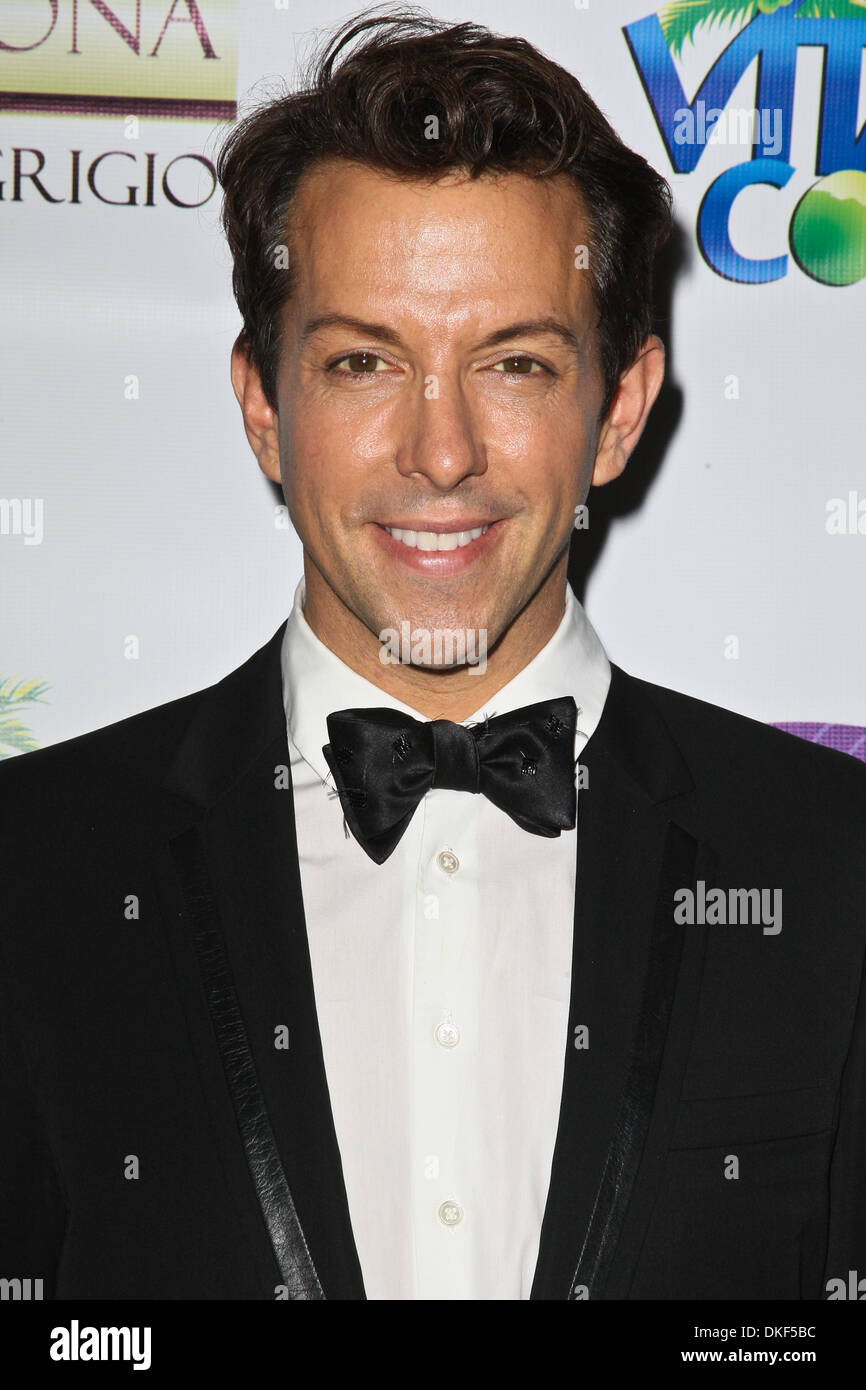 Derek Warburton "Real Fashion Real Women" benefiting Bottomless Closet ...