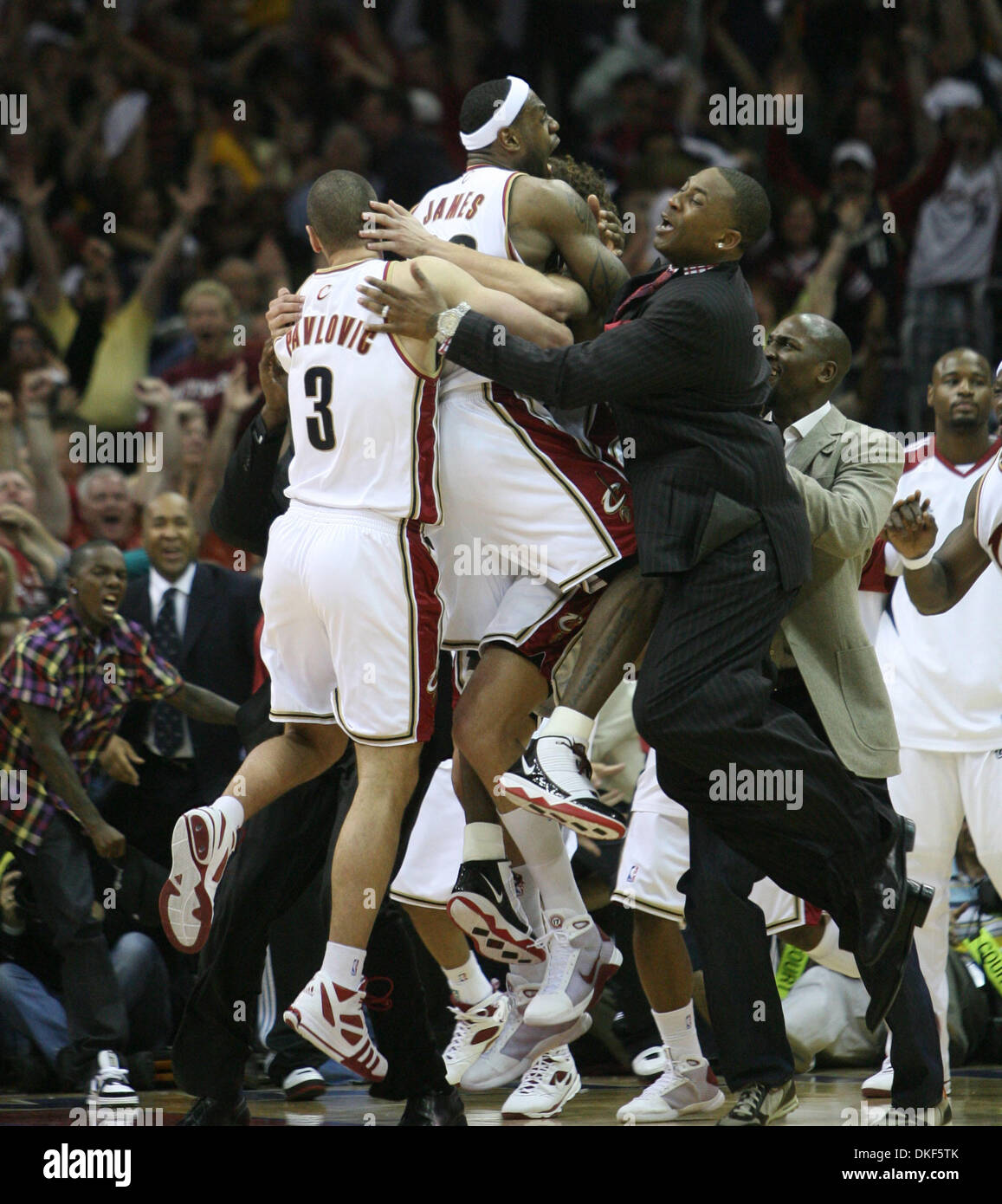 Lebron james cleveland cavaliers celebrates hi-res stock photography ...