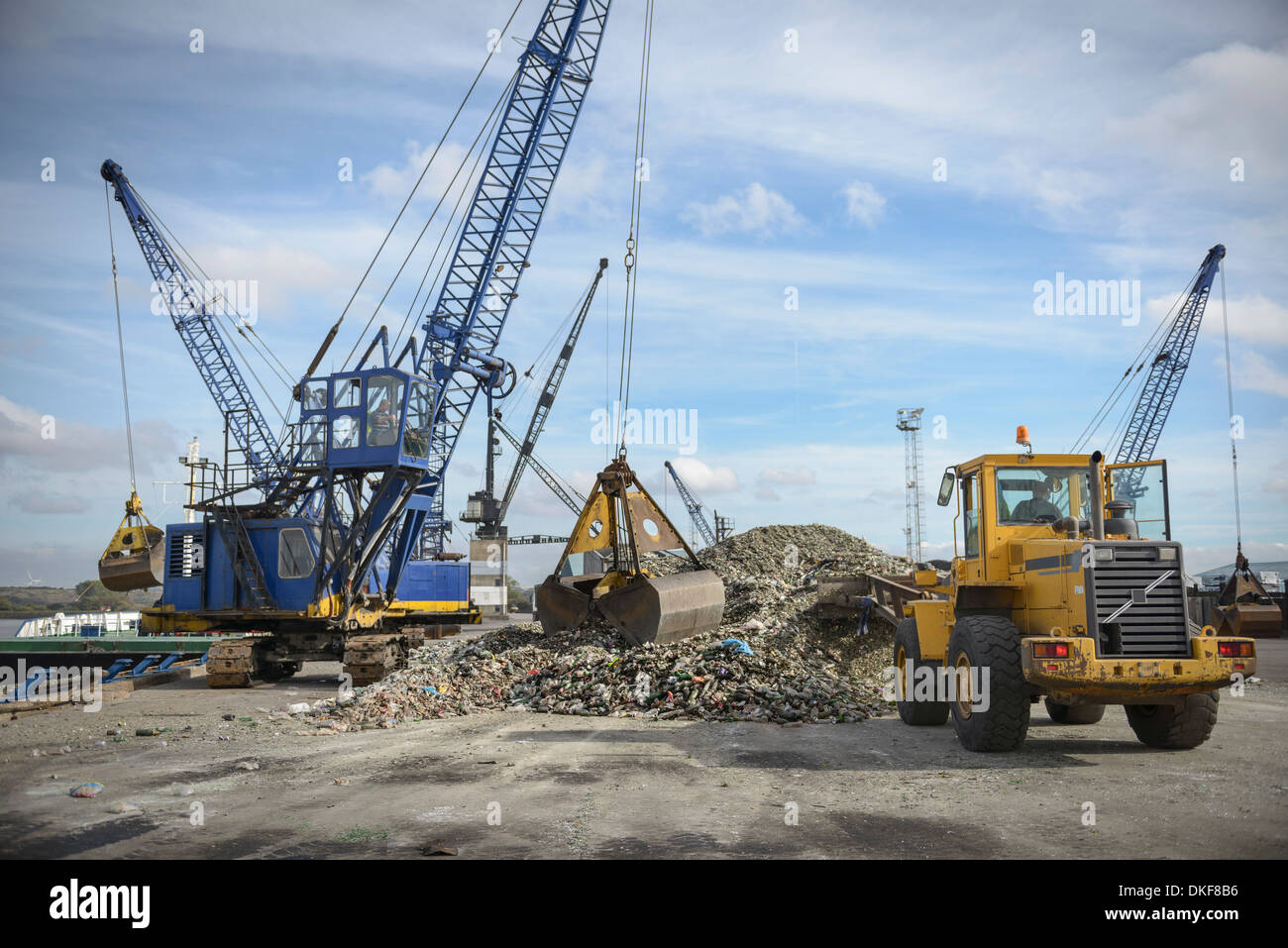 Crane loading ship hi-res stock photography and images - Alamy