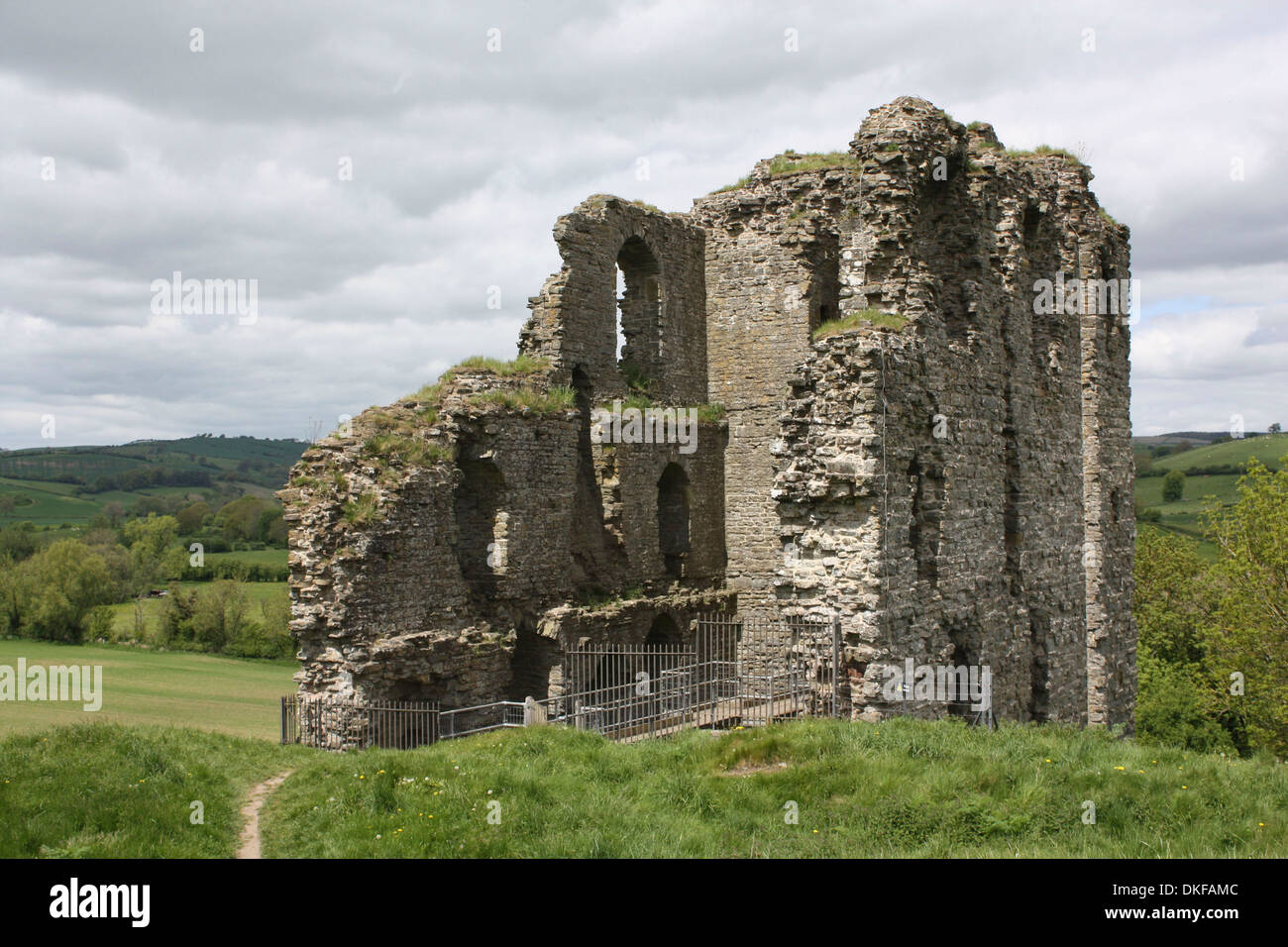 Ruins of Clun castle keep in Shropshire Stock Photo - Alamy