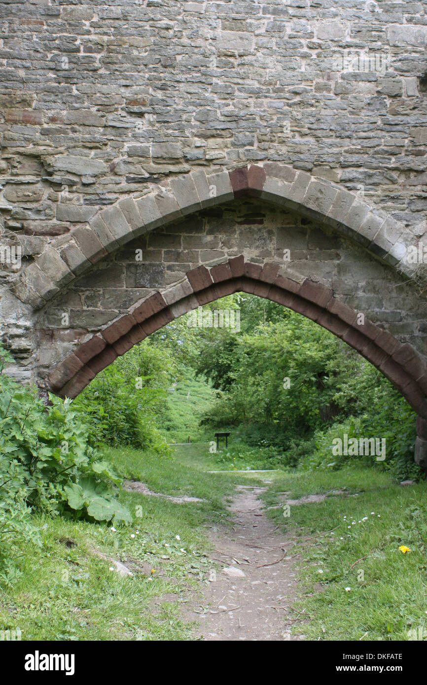 Medieval gatehouse ruins hi-res stock photography and images - Alamy