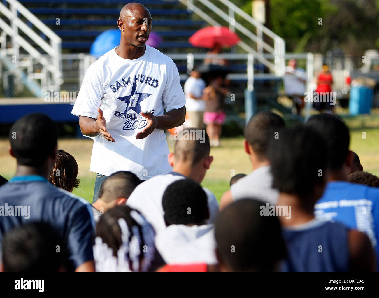 FOR SPORTS - Dallas Cowboys receiver Sam Hurd talks to children ...
