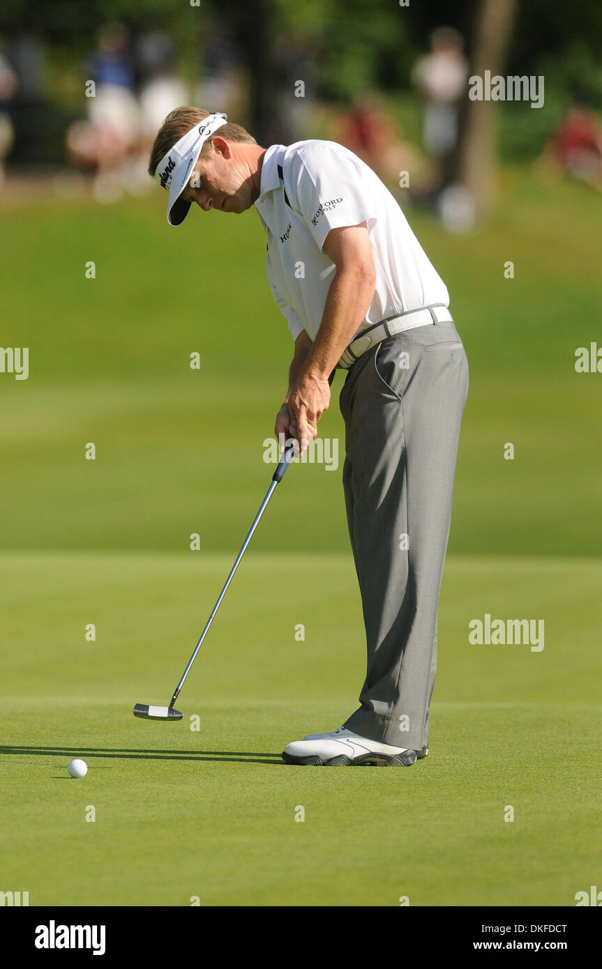 Jun 28, 2009 - Cromwell, Connecticut, USA - DAVID TOMS putts for birdie ...