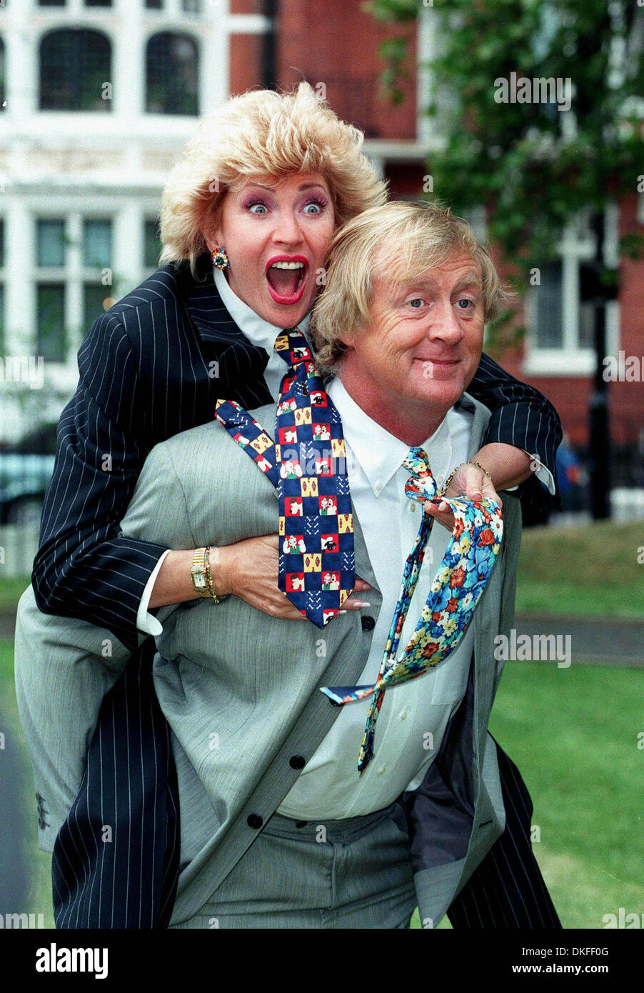 FAITH BROWN & CHRIS TARRANT.SHOW THEIR TIES.08/05/1997.K27B15 Stock ...