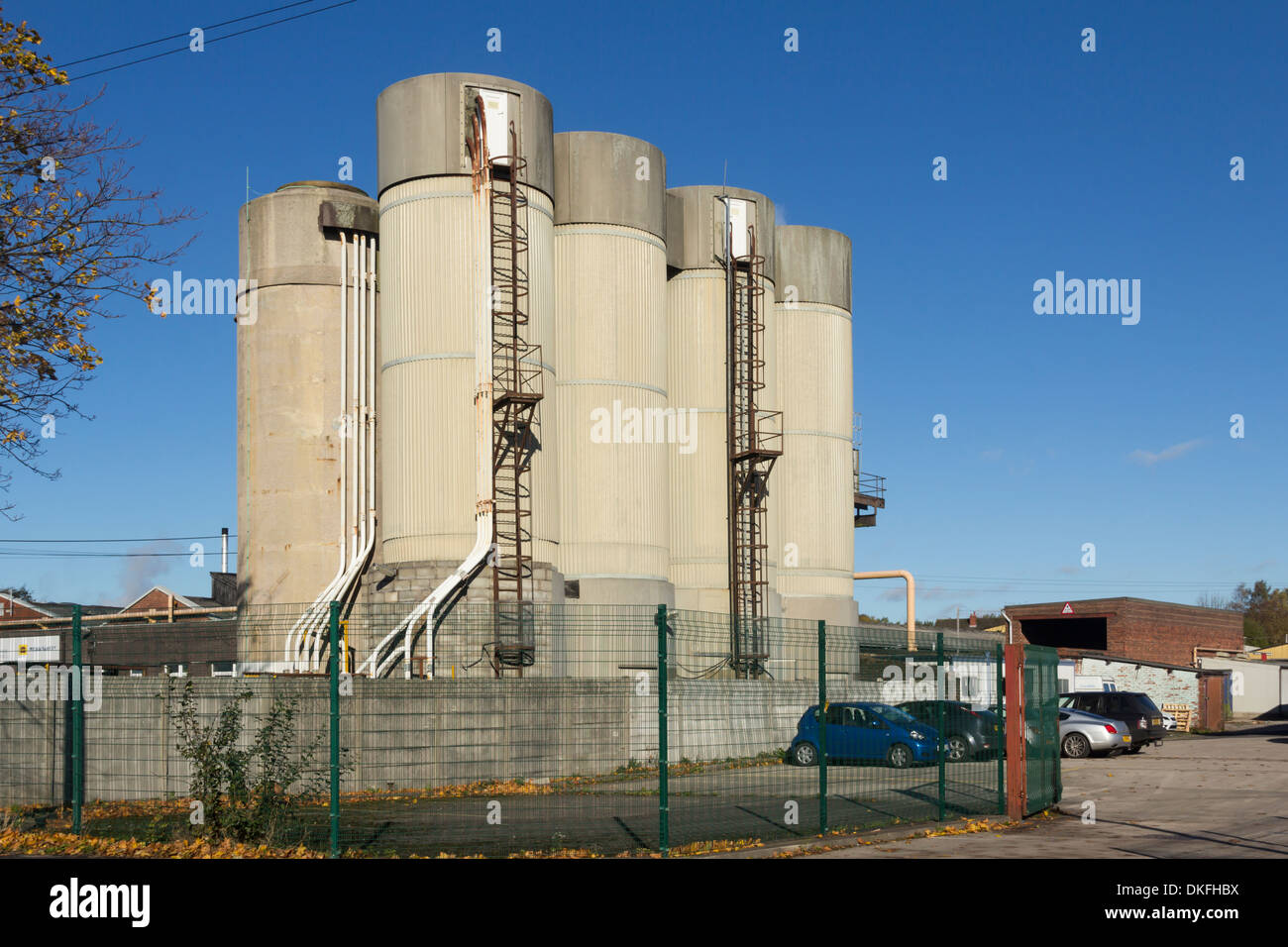 Storage silos at the Hovis bakery in Aspull, Wigan, Lancashire Stock ...