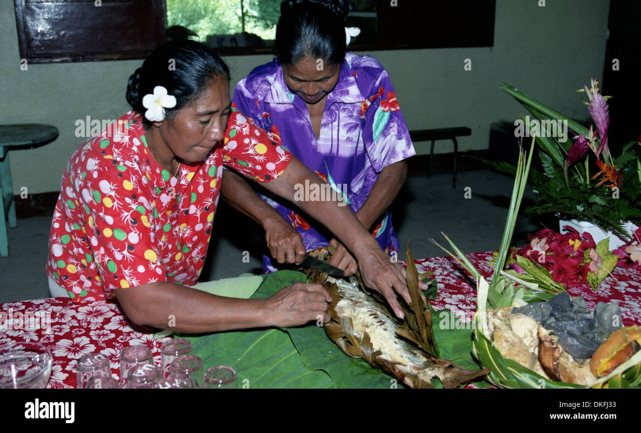 Two women preparing traditional polynesian food. Raroia. Tahiti Stock ...