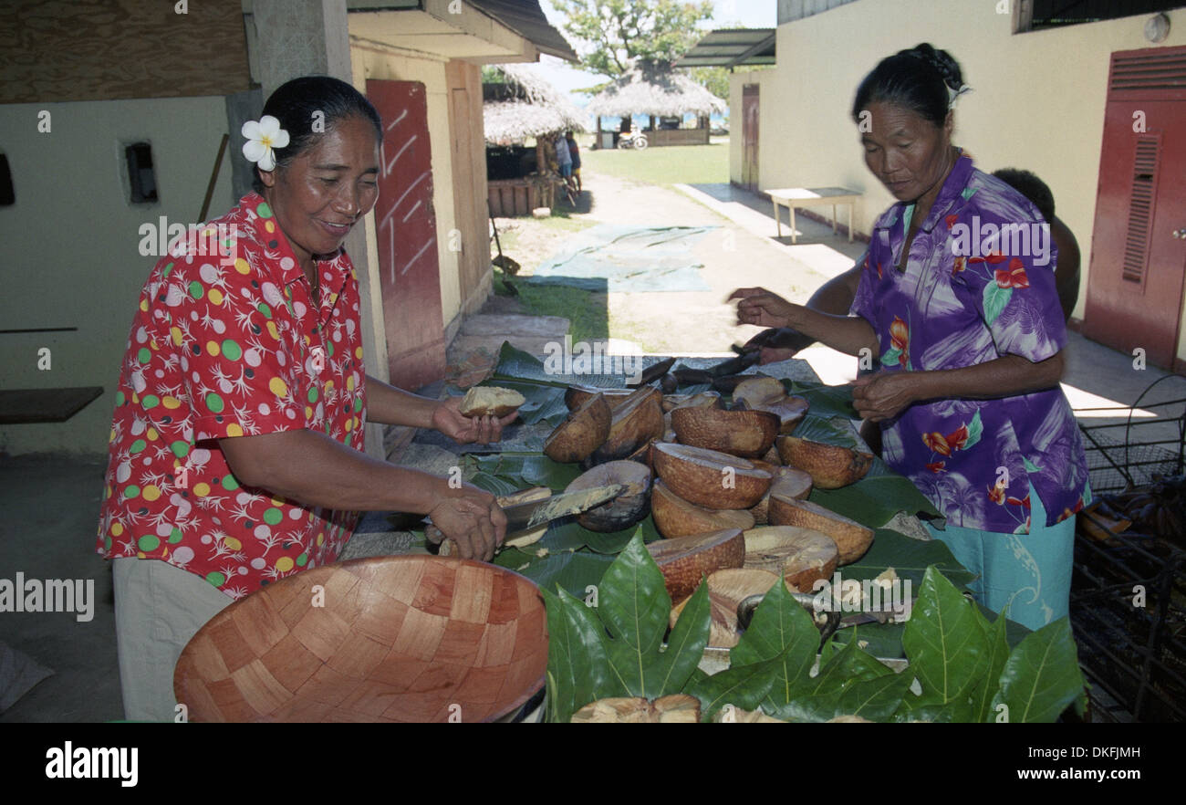 Two women preparing traditional polynesian food. Raroia. Tahiti Stock ...