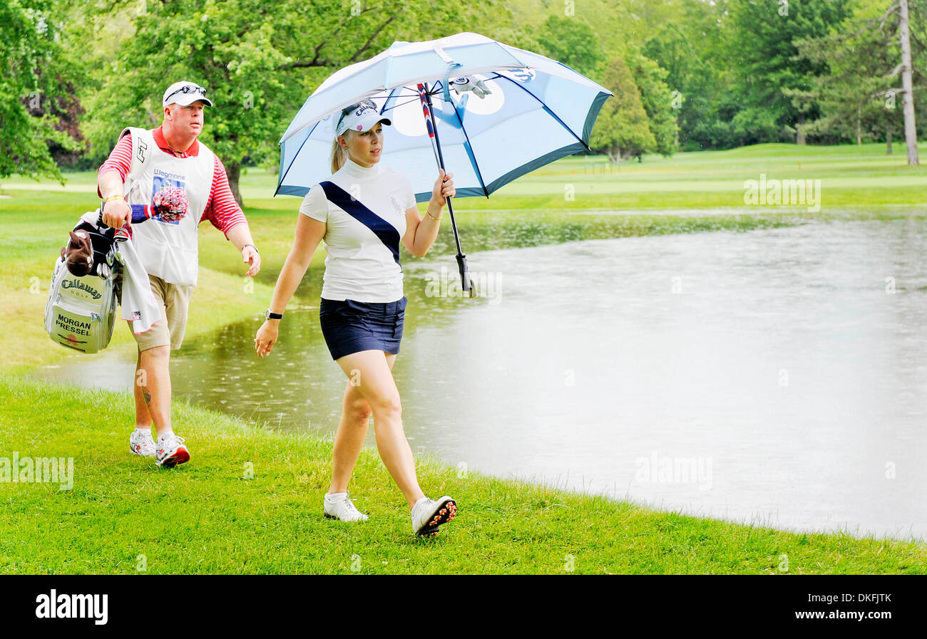 Sport golf weather rain umbrella hi-res stock photography and images ...