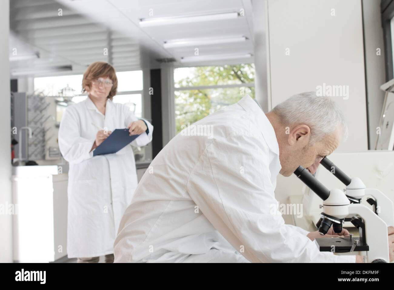 Man looking through microscope hi-res stock photography and images - Alamy