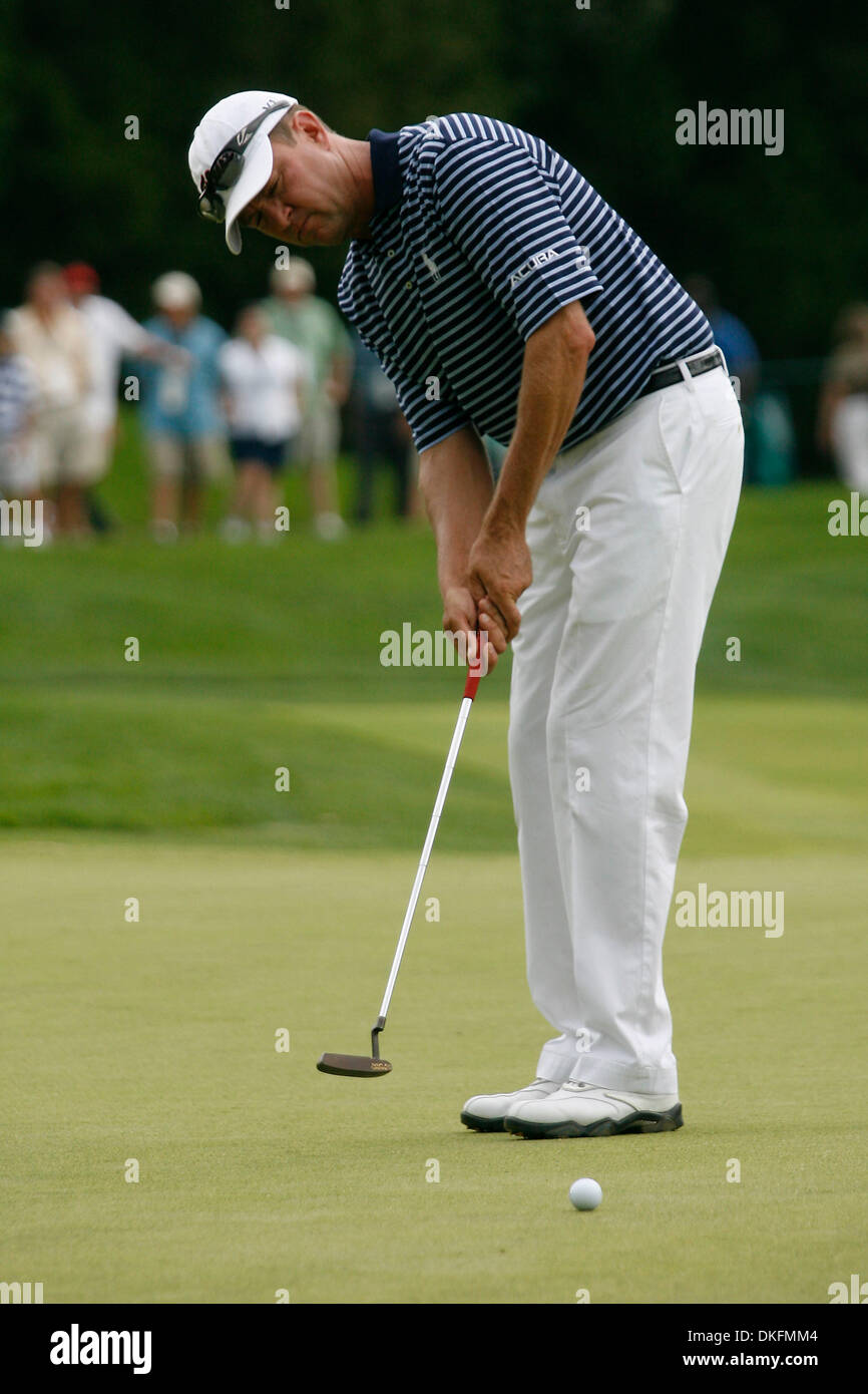 Jul 03, 2009 - Bethesda, Maryland, USA - DAVIS LOVE III putting on the ...