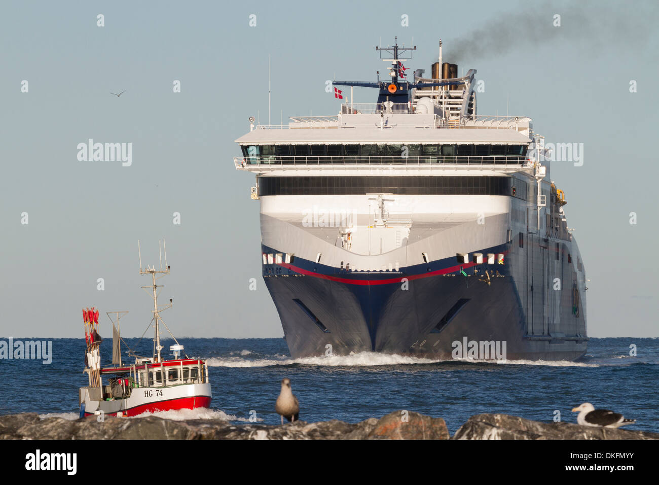 A Color Line Superspeed Class ro/pax-ferry arrives at Hirtshals ...