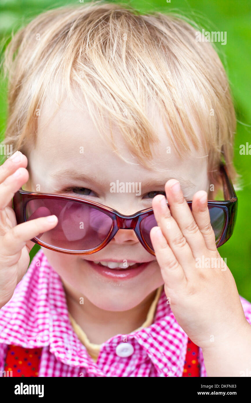 Little girl wearing sunglasses Stock Photo - Alamy