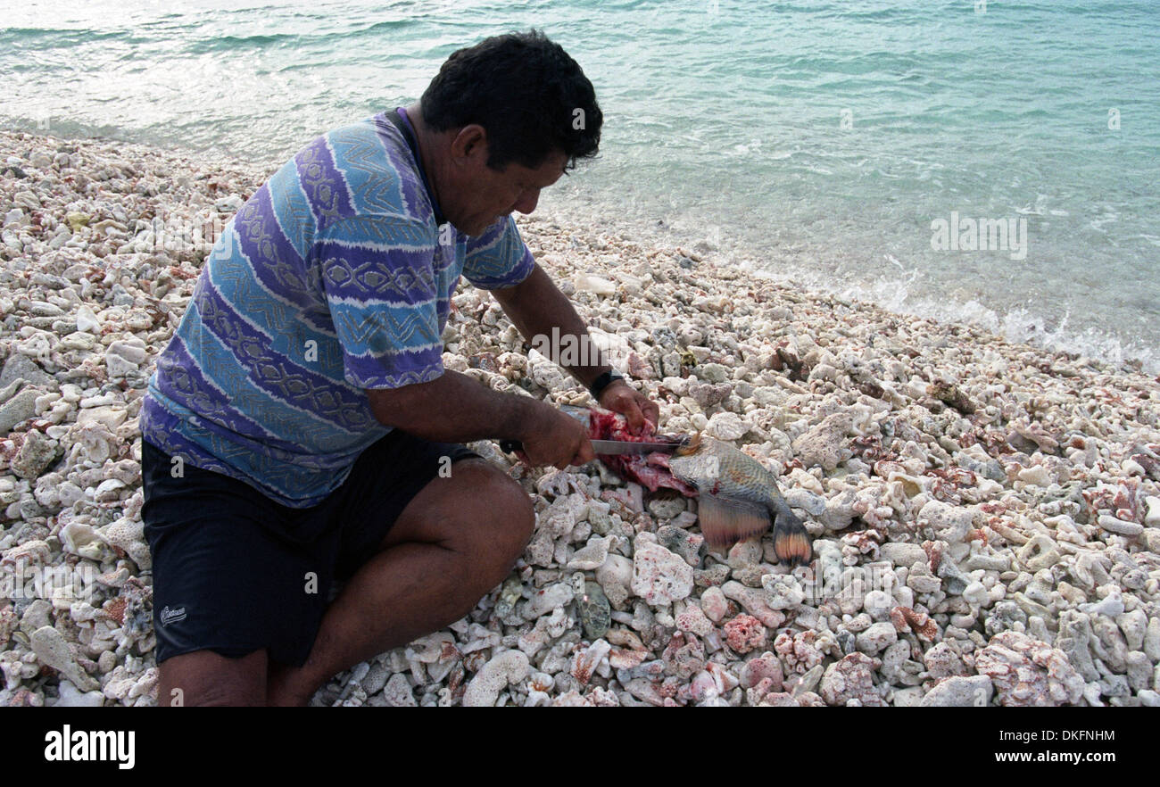 Shark fisherman. Raroia, Thahiti. French Polynesia Stock Photo - Alamy
