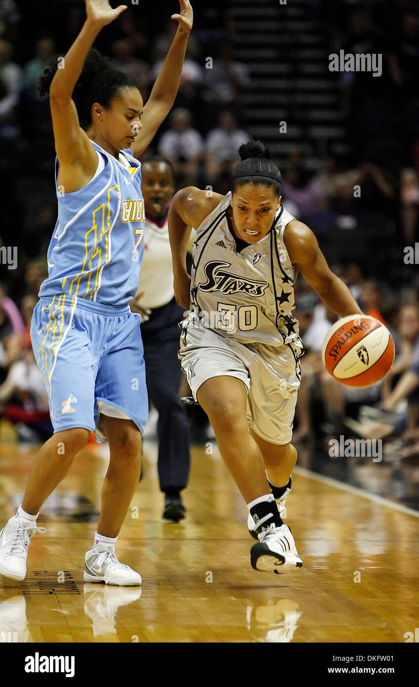 Silver Stars' Helen Darling (30) pushes the ball upcourt against ...