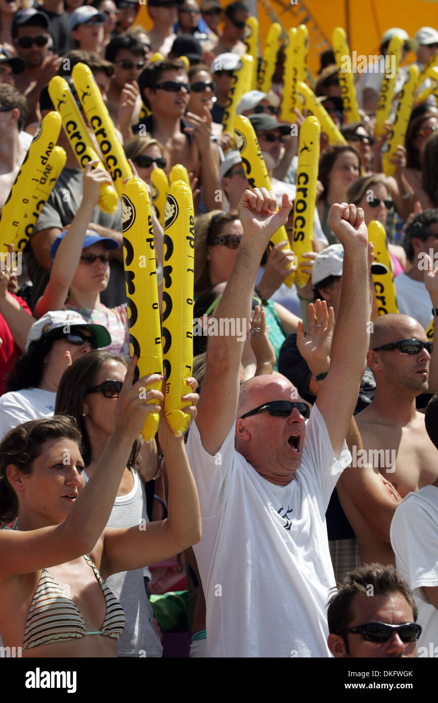 Jul 19, 2009 - Manhattan Beach, California, USA - Volleyball fans at ...