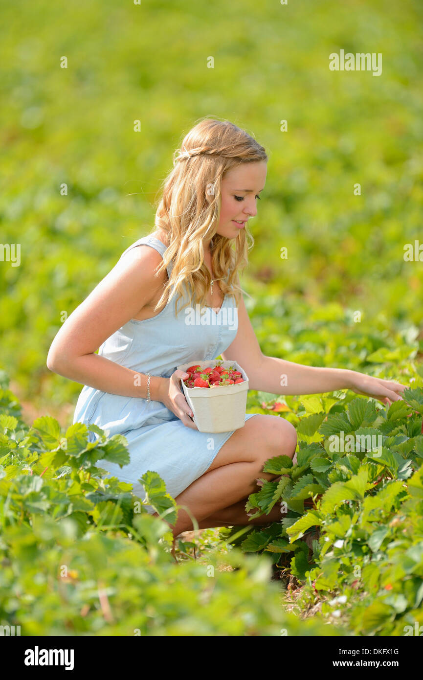 Teenage girl eating fruit hi-res stock photography and images - Alamy