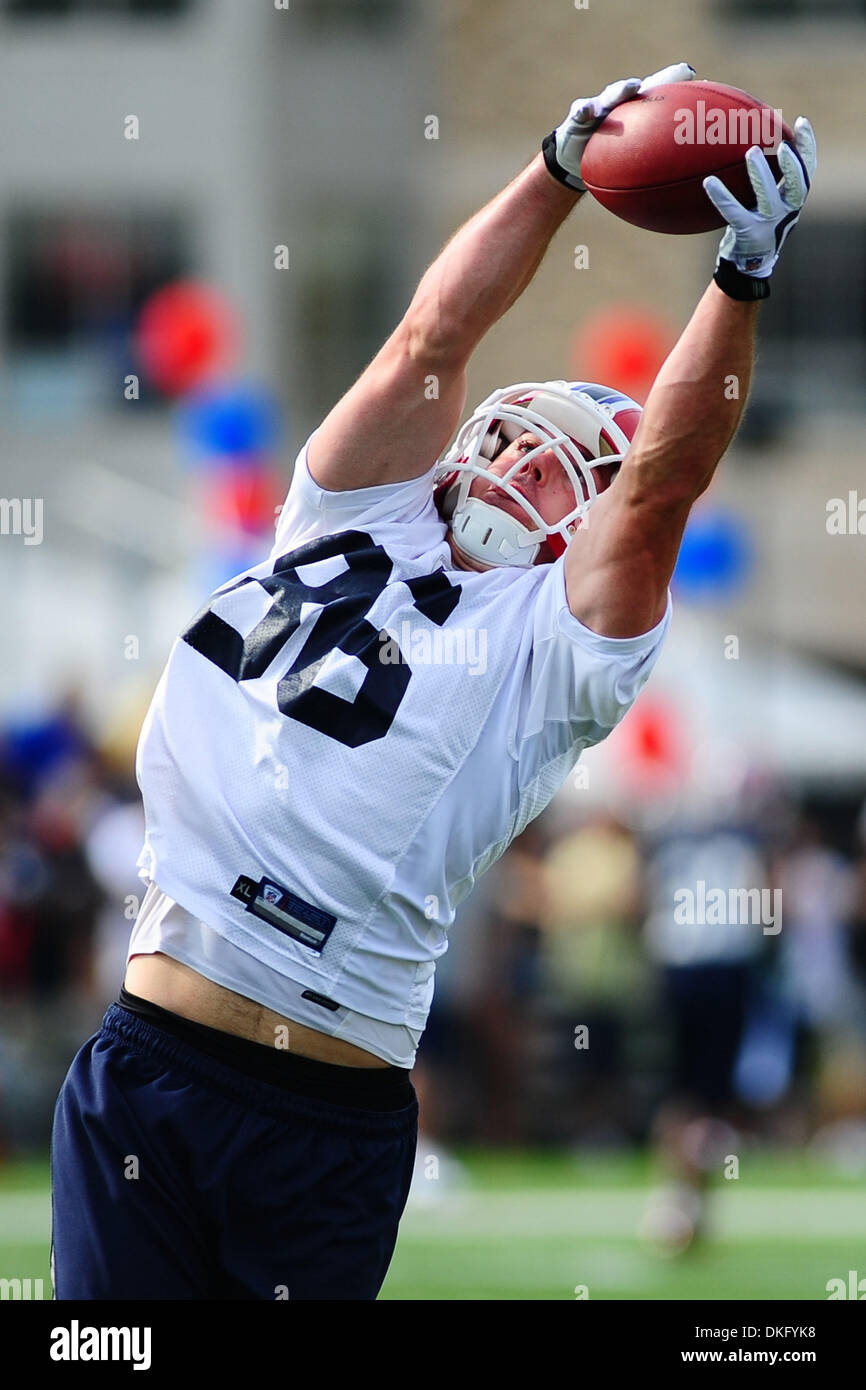 Jul 26, 2009 - Rochester, New York, USA - Tightend DEREK FINE stretches ...