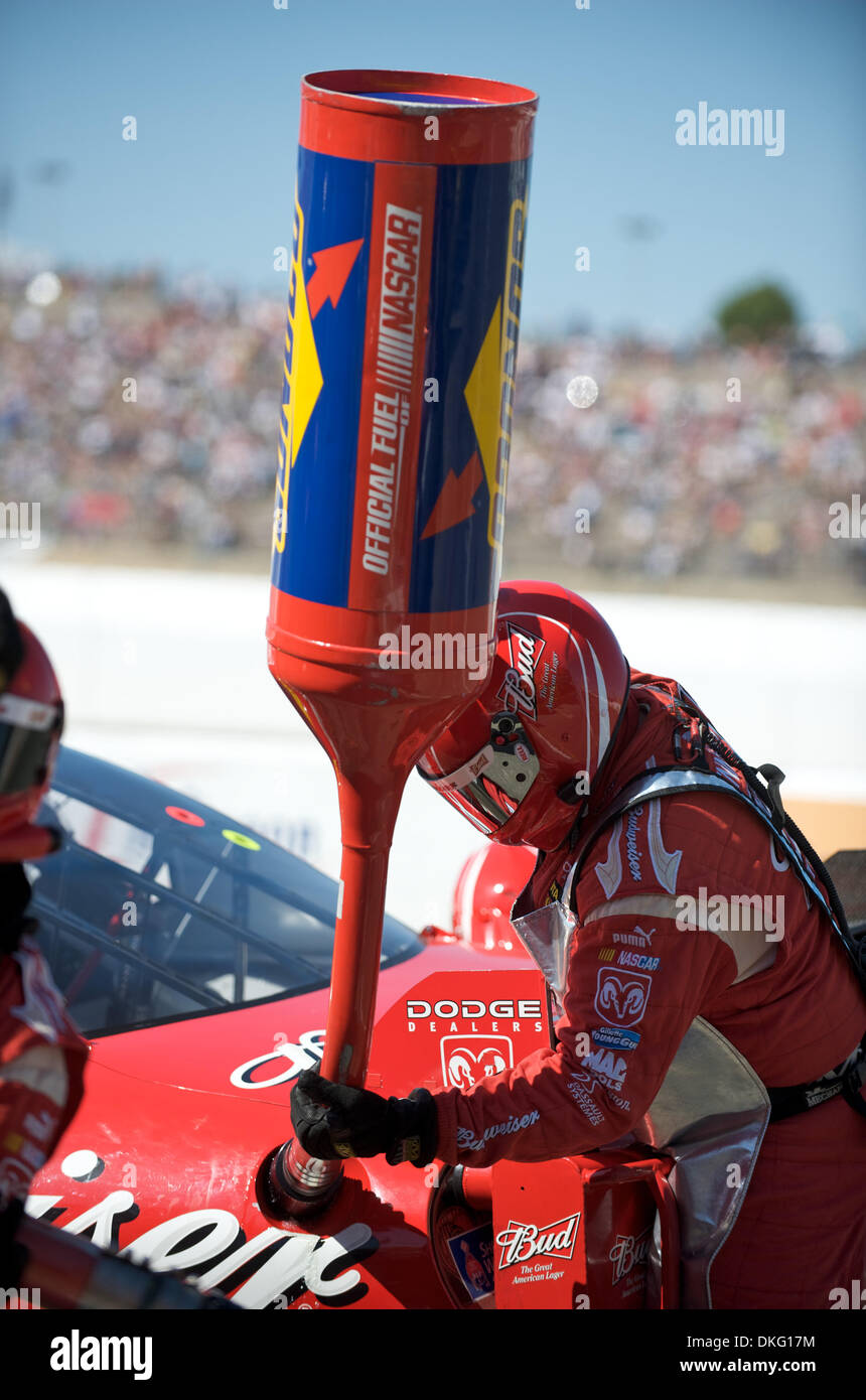 June 21, 2009 - Sonoma, California, U.S - 21 June 2009: Pit crew ...