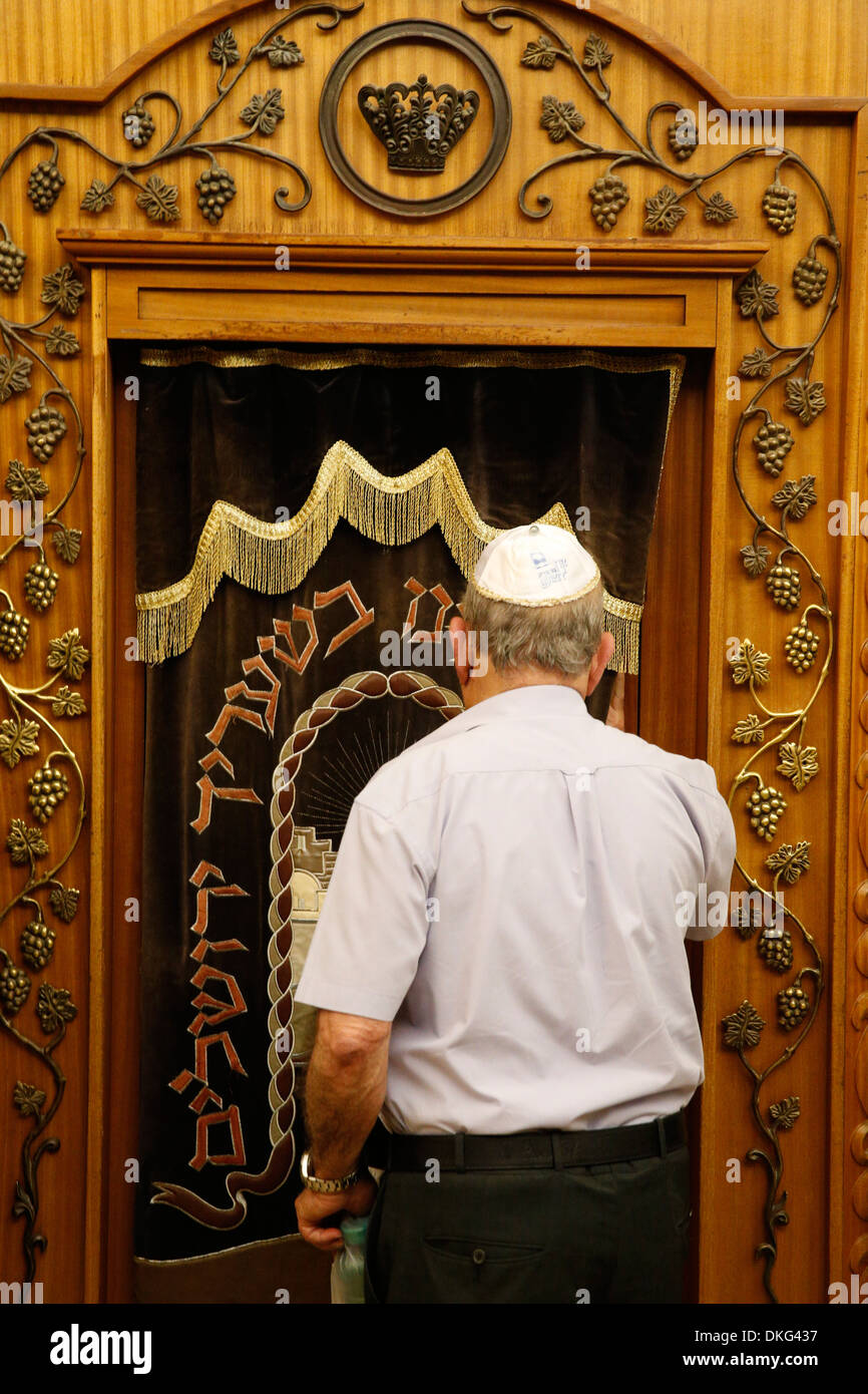 Torah Art in the interior of the Synagogue at the Western Wall ...
