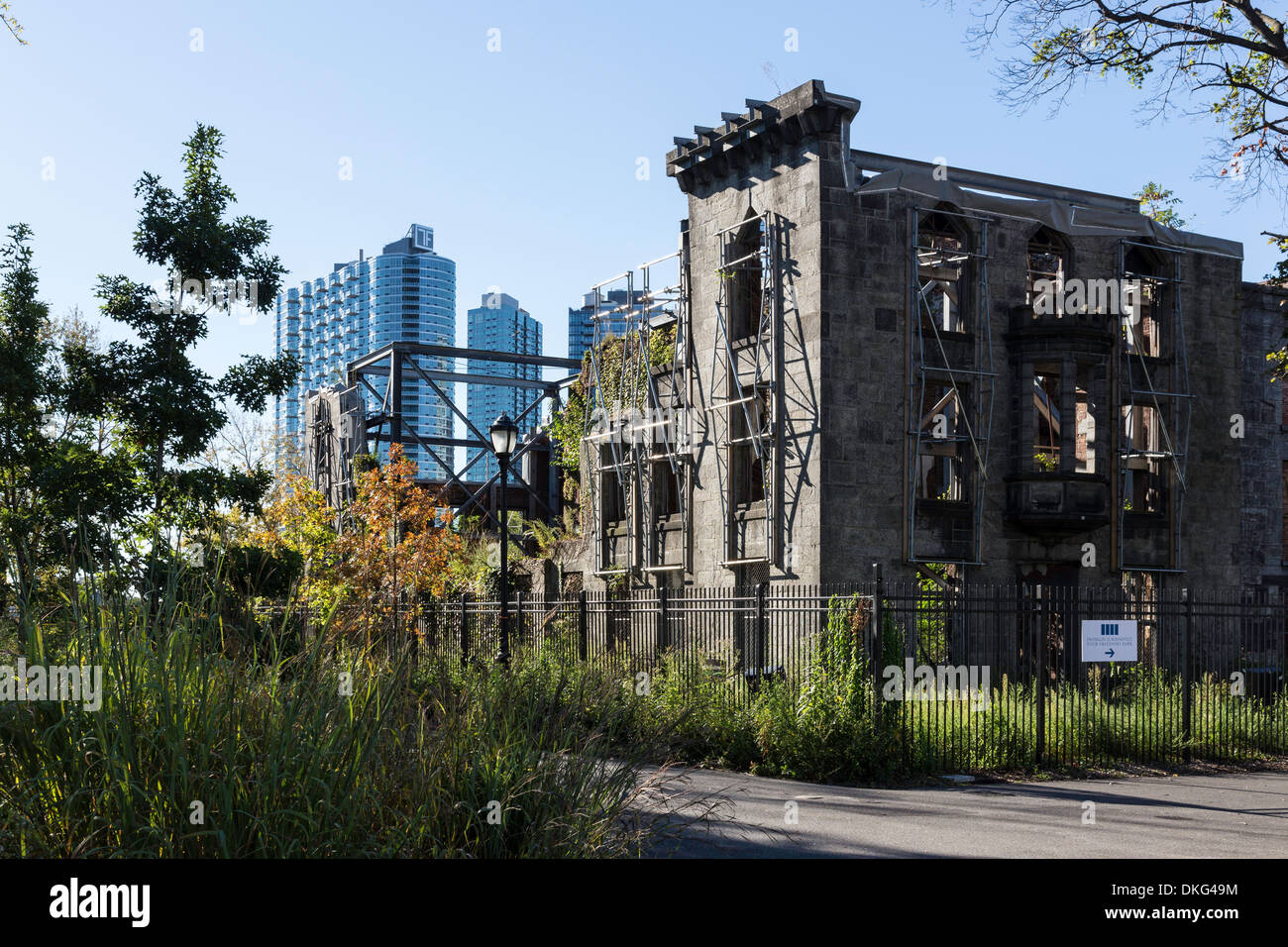 Abandoned Smallpox Hospital on Roosevelt Island, NYC Stock Photo - Alamy