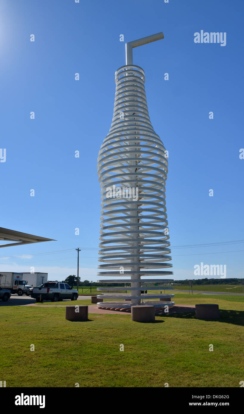 Pops Soda ranch in Arcadia, Oklahoma. Huge illuminated soda bottle is a ...