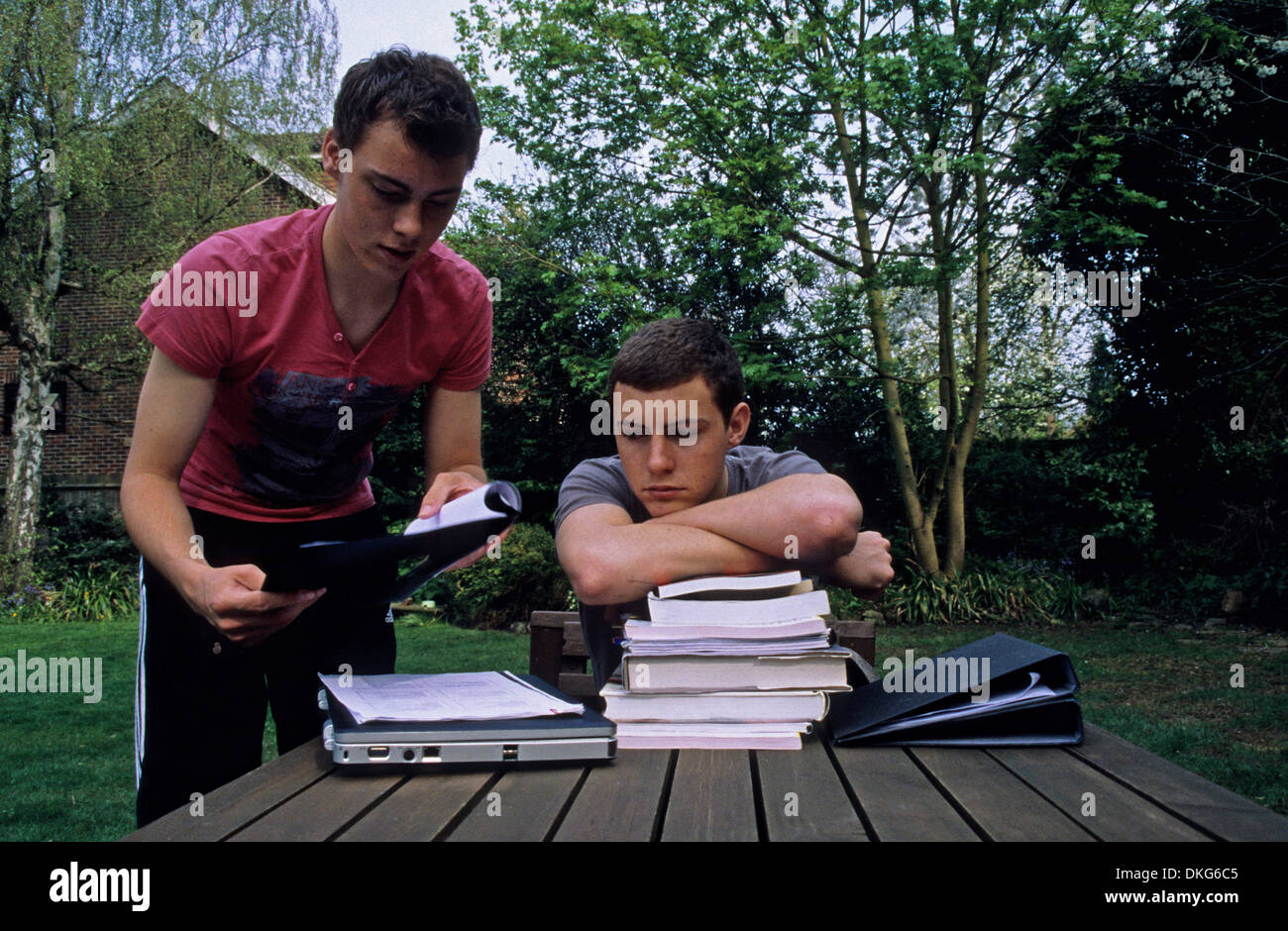 Uk college identical twins hi-res stock photography and images - Alamy