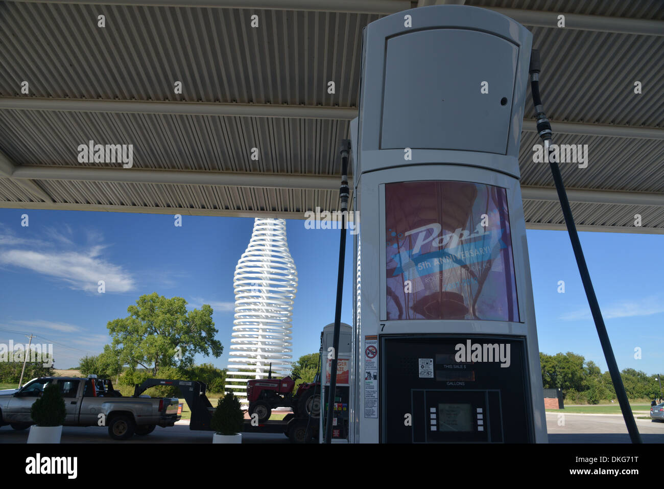 Pops Soda ranch in Arcadia, Oklahoma. Huge illuminated soda bottle ...