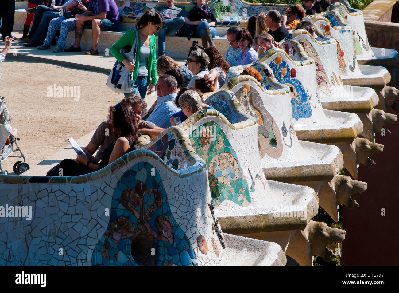 People sitting on park benches hi-res stock photography and images - Alamy