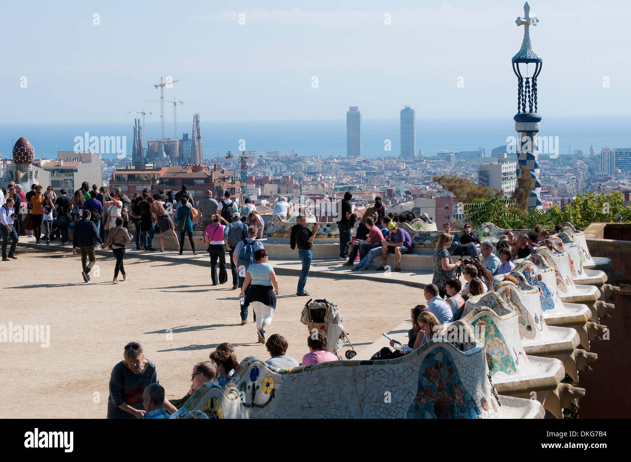 People sitting on park benches hi-res stock photography and images - Alamy