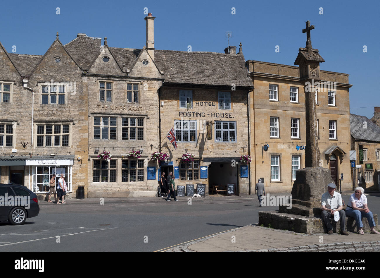 Market Square in the small market town of Stow-On-The-Wold in ...