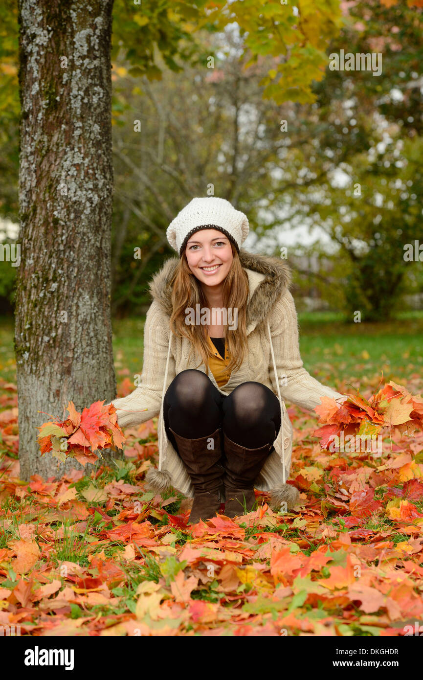 Female with young in tree hi-res stock photography and images - Alamy