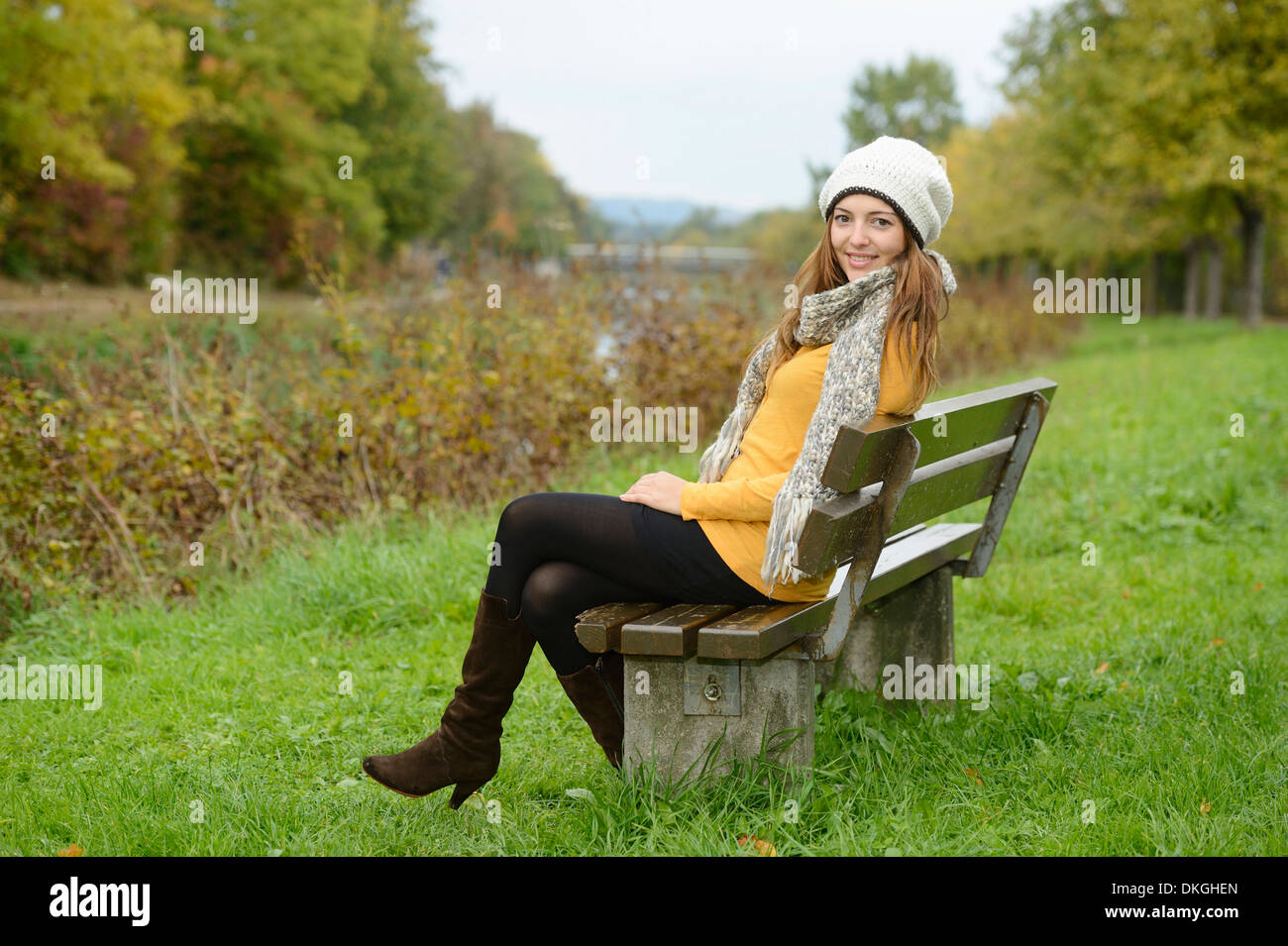 One person sitting on a bench hi-res stock photography and images - Alamy
