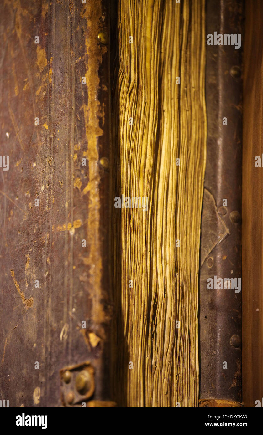 Old book pages detail hi-res stock photography and images - Alamy