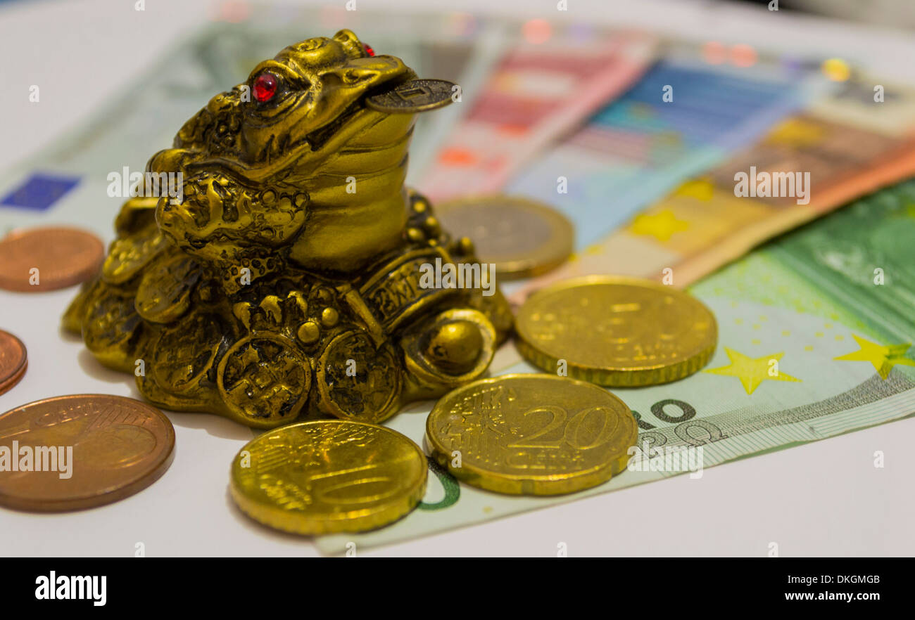 Money toad on Euro coins and banknotes (EUR Stock Photo - Alamy