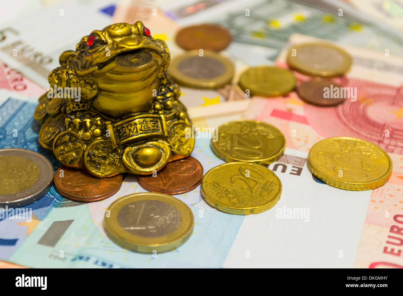 Feng shui money frog hi-res stock photography and images - Alamy